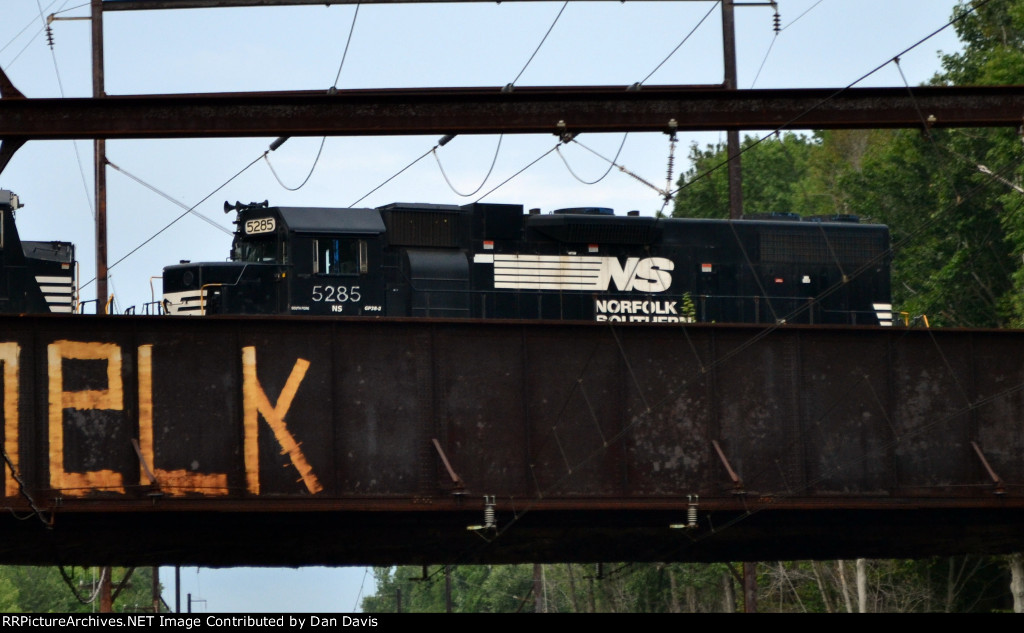 NS GP38-2 5285 on 17G